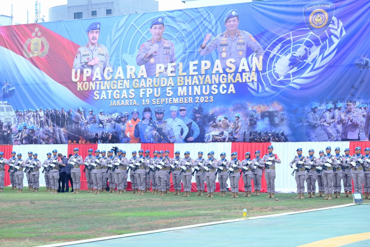 Kapolri Lepas Tim Satgas Garbha FPU 5 Minusca - Tribratanews Polda ...