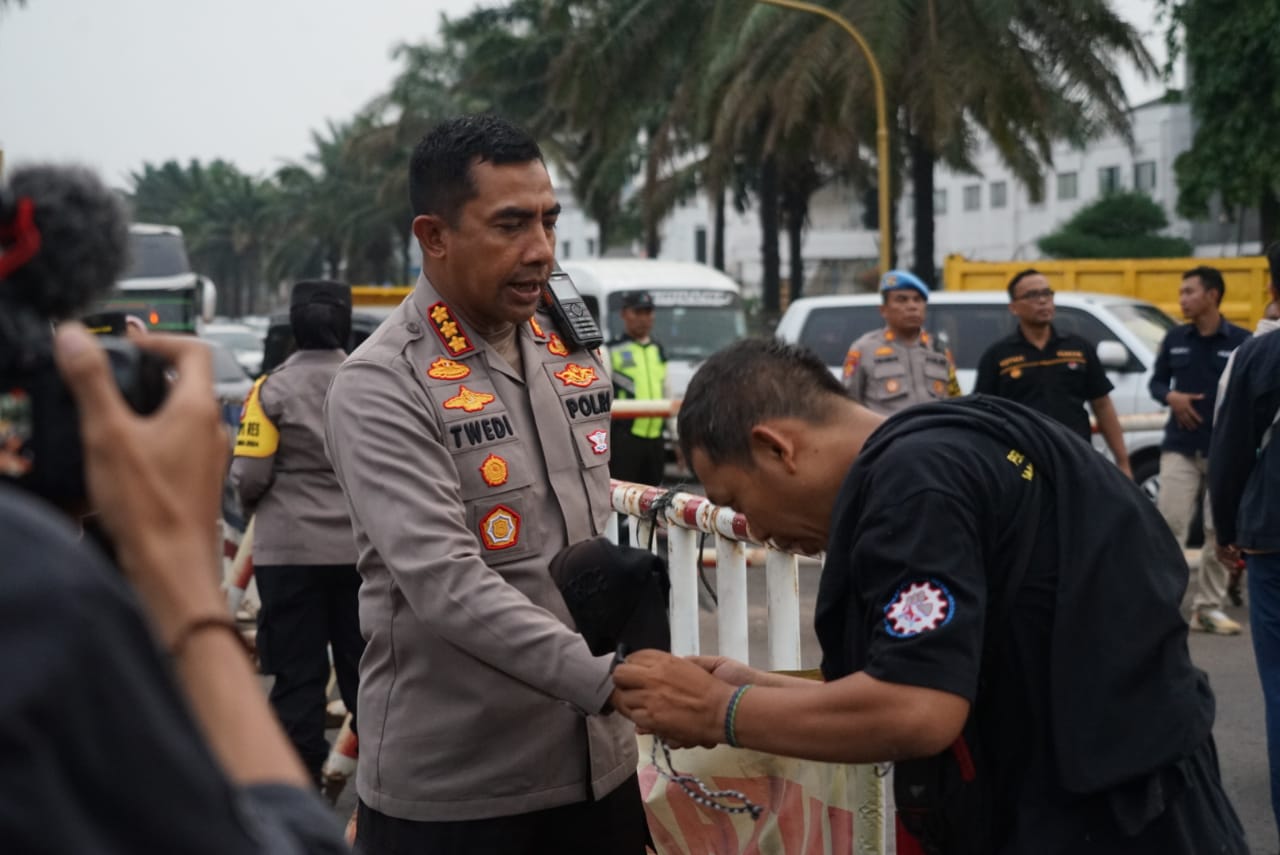 Kapolres Metro Bekasi dan Wakapolres Menjamin Keamanan Aksi Unjuk Rasa Buruh di Kawasan Industri ...