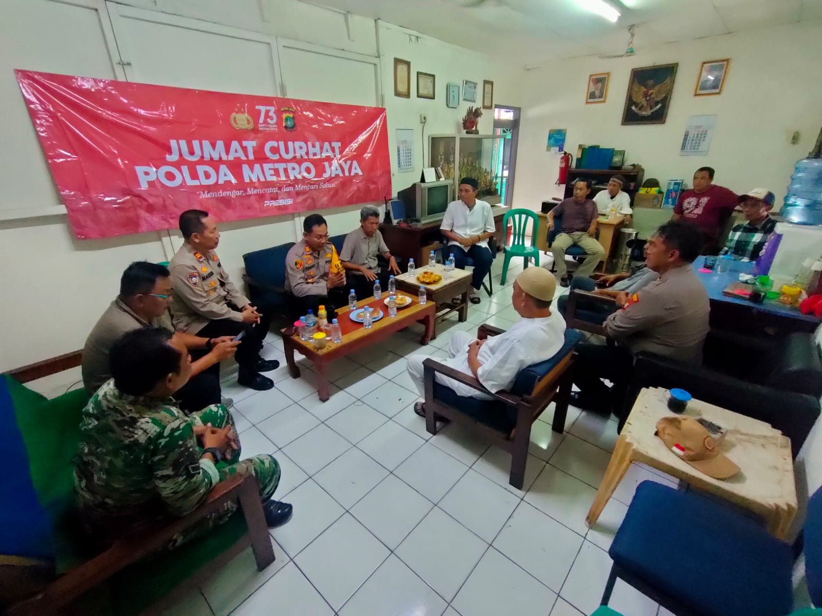 Warga Malaka Jaya Duren Sawit, sampaikan keluh kesah di Jumat curhat - Tribratanews Polda Metro Jaya