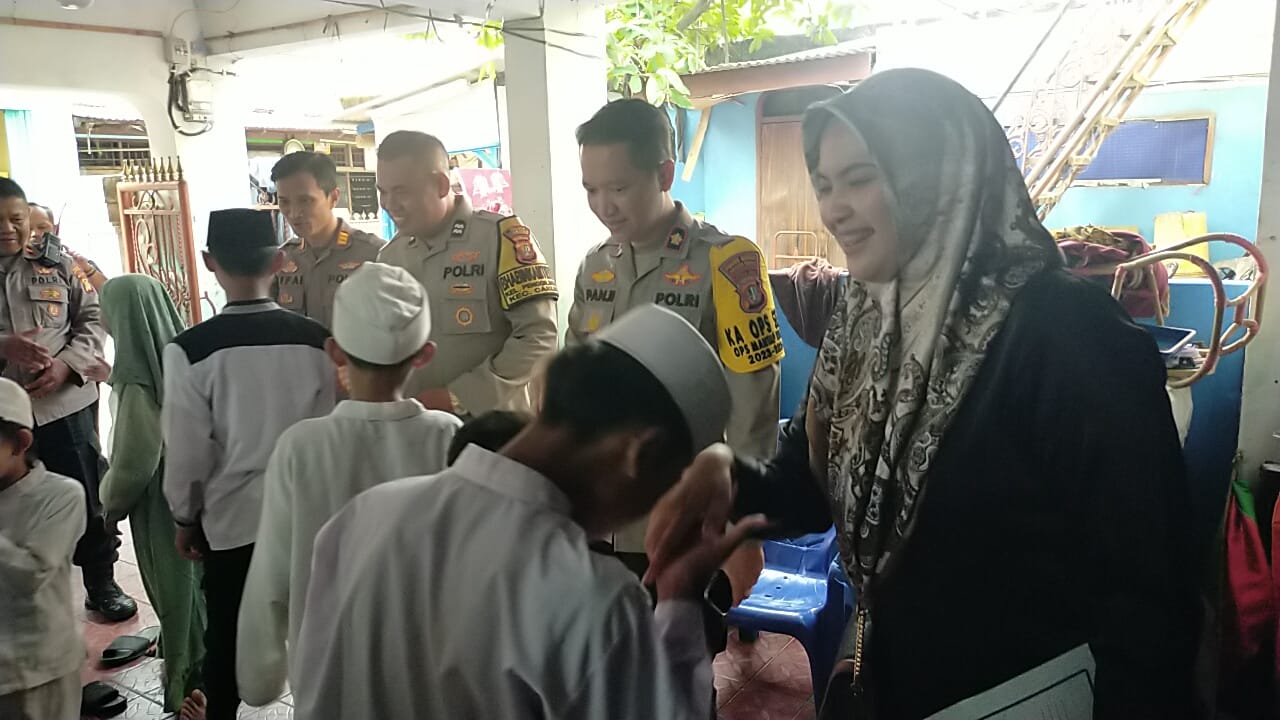 Polisi berbagi dengan santunan kepada anak yatim dan kaum dhuafa - Tribratanews Polda Metro Jaya