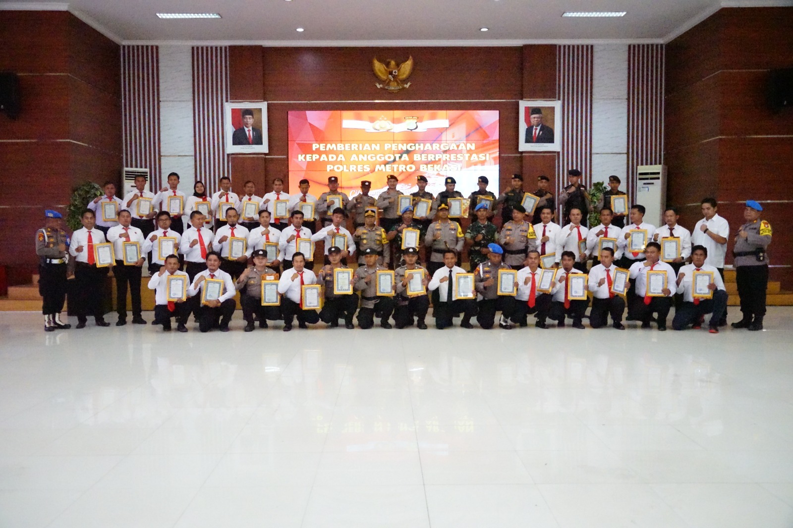 Kapolres Metro Bekasi Berikan Penghargaan Kepada Anggota Paspampres dan Personel Yang ...