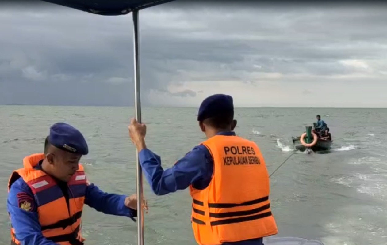 Satpolair Polres Kepulauan Seribu Evakuasi Kapal Nelayan Terombang Ambing di Perairan Pulau G ...
