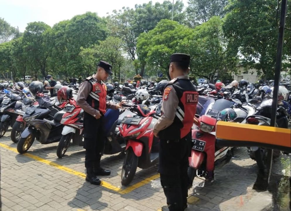 Personil Polsubsektor Terminal Kargo Bandara Soekarno-Hatta Sisir Area ...