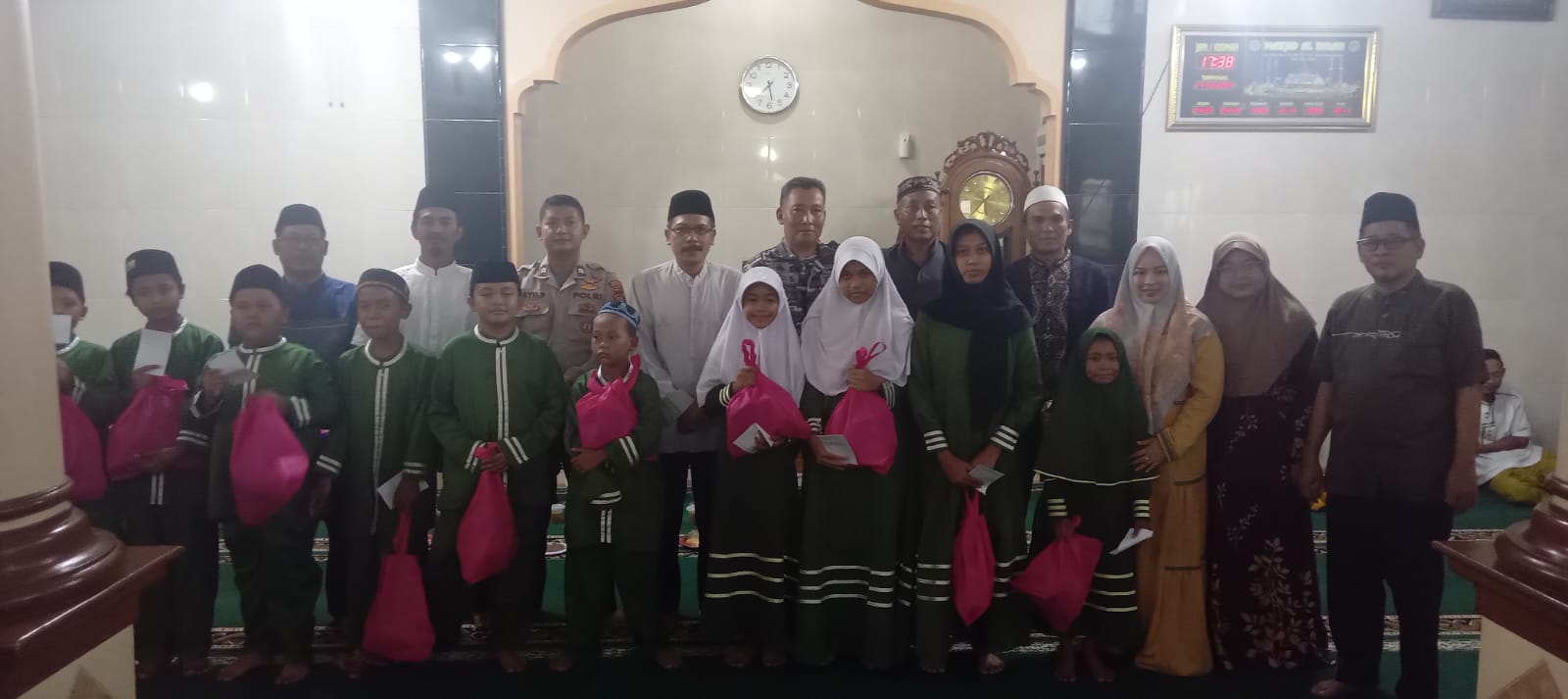 Sinergitas TNI/POLRI Mempererat Silaturahmi dalam Semarak Ramadhan di Pulau Untung Jawa ...