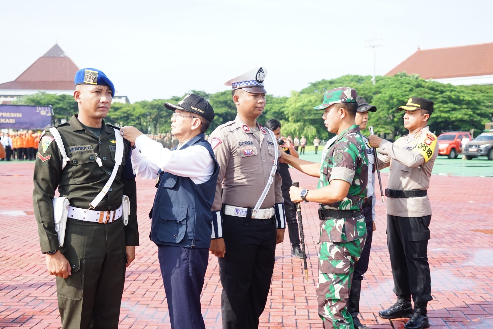 Kapolres Metro Bekasi dan Forkopimda Kabupaten Bekasi Pimpin Apel Gelar Pasukan Operasi Ketupat ...