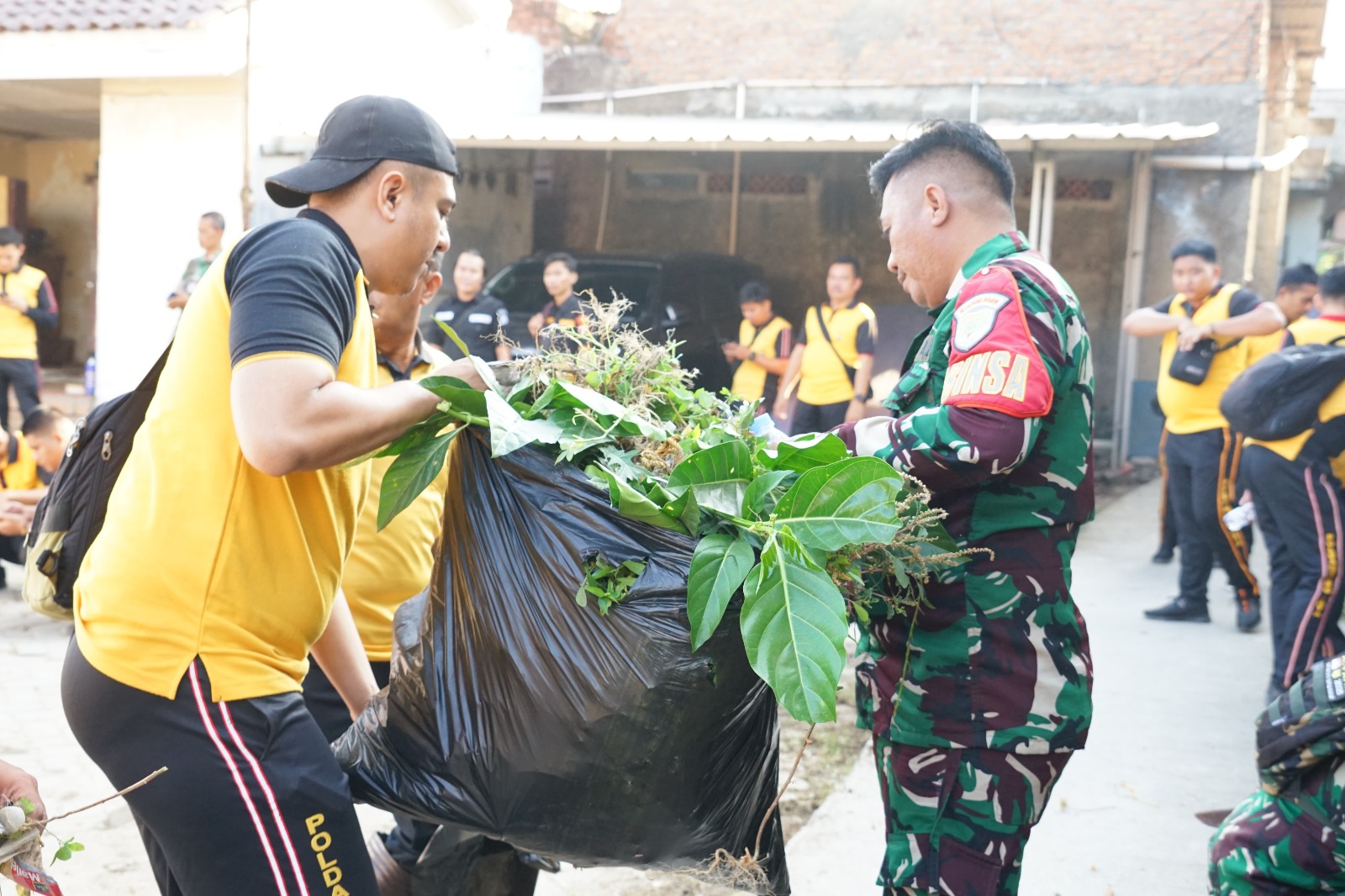 Bakti Religi Polri, Polres Metro Bekasi Bersih-bersih dan Bagikan Sembako di Masjid Sambut Hari ...