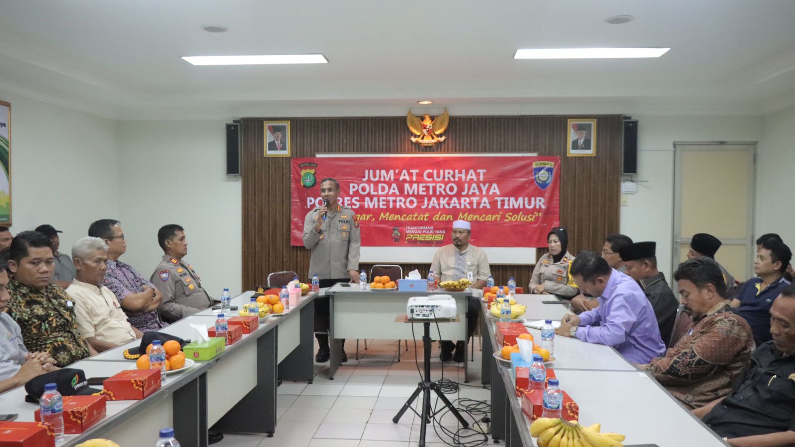 Jumat Curhat, Polisi Tampung Keluh Kesah Pedagang Pasar Kramatjati - Tribratanews Polda Metro Jaya