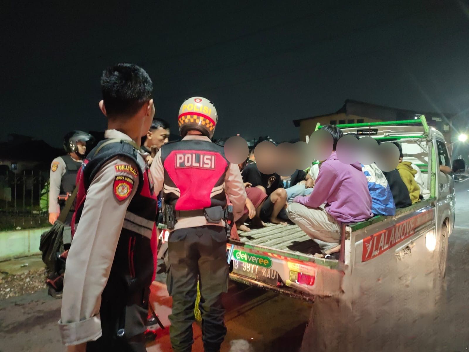 Sajam dan Molotov Diamankan Polisi dari Aksi Tawuran di Jakarta Timur - Tribratanews Polda Metro ...