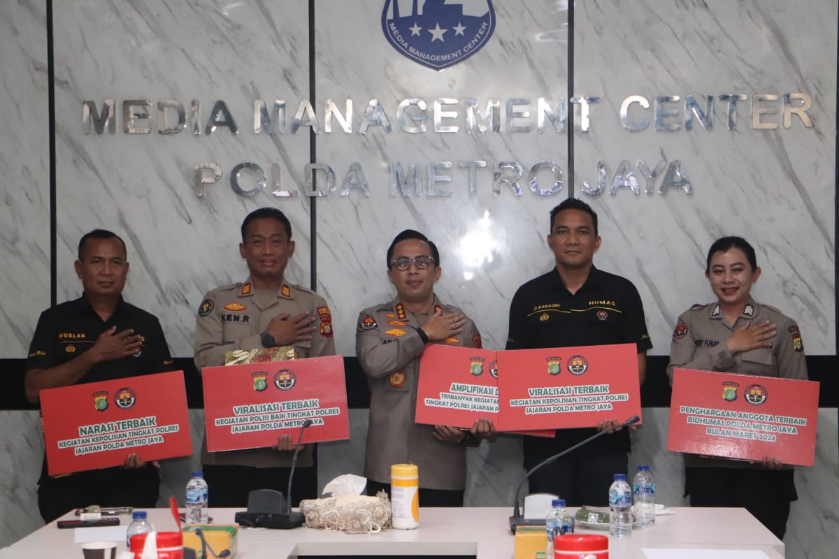 5 Personel Bidhumas Polda Metro Jaya Berprestasi Terima Reward - Tribratanews Polda Metro Jaya