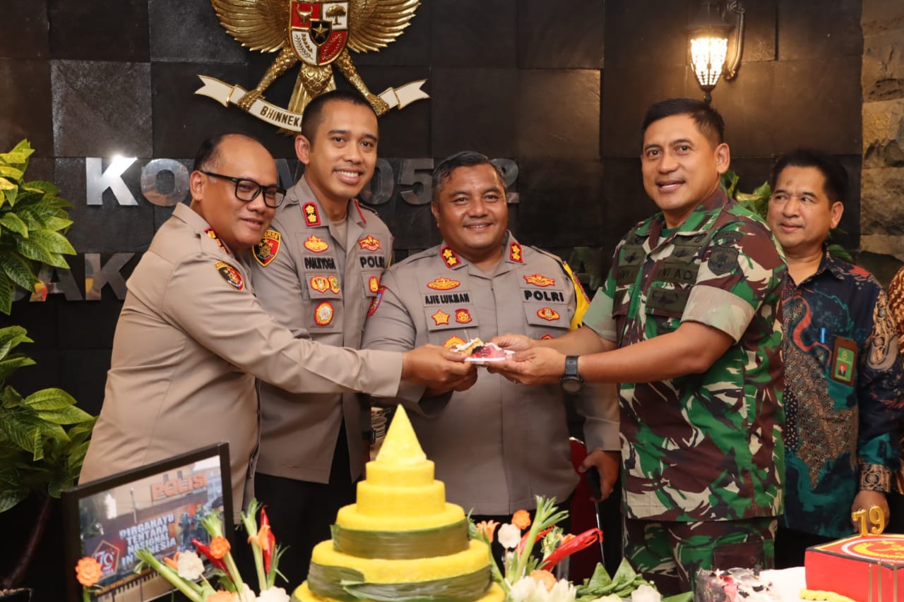 Kapolres Pelabuhan Tanjung Priok bersama Forkopimko Jakarta Utara berikan ucapan Dirgahayu TNI ...