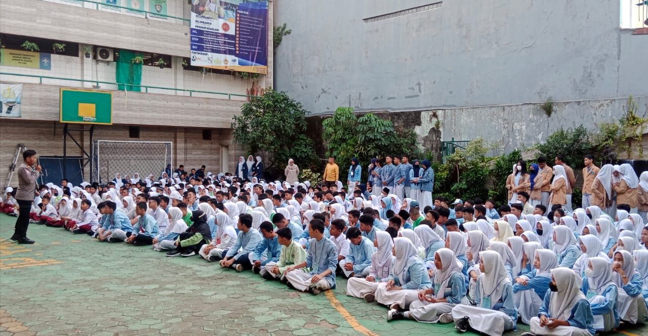 Polsek Cengkareng Gelar Penyuluhan, Dorong Pelajar SMA Anida Jauhi ...