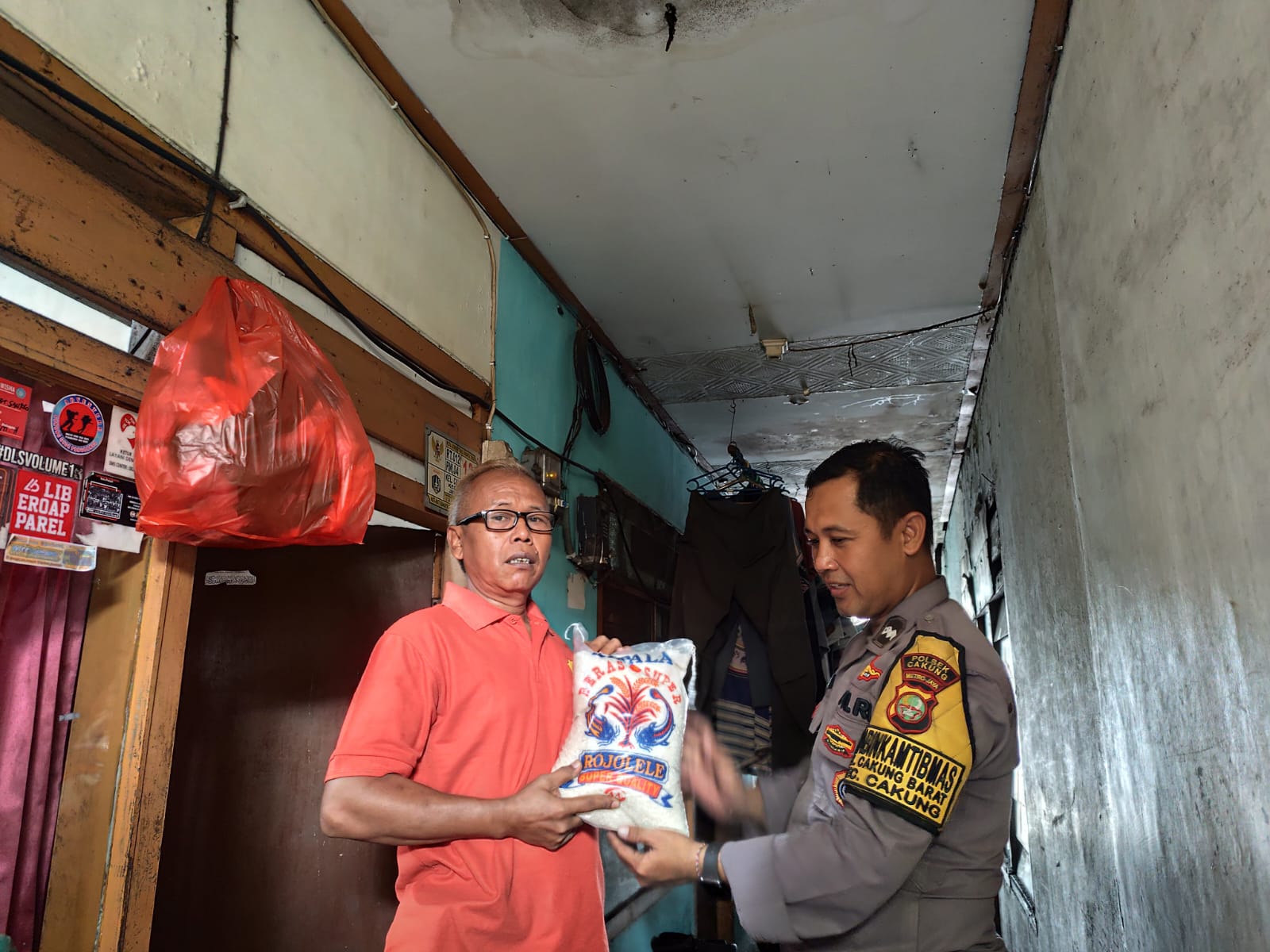 Polisi peduli berikan bantuan beras ke anak yatim dan warga kurang mampu di Cakung ...