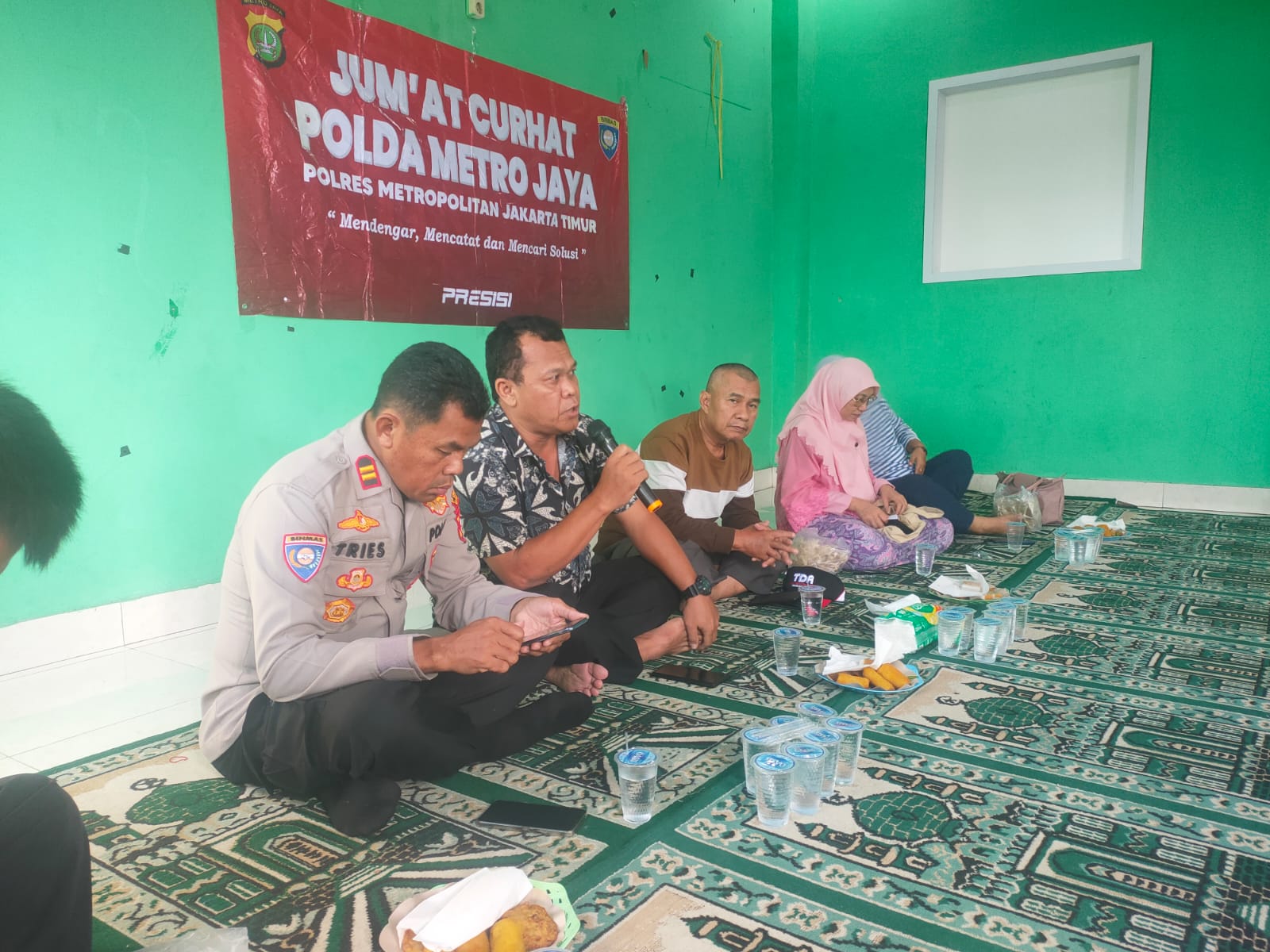 Keluh kesah warga RW Rawa Terate segera ditindaklanjuti Polisi dalam Jumat Curhat - Tribratanews ...