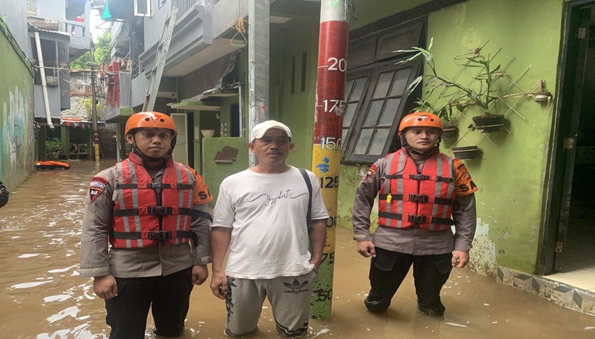 Tim SAR Brimob Polda Metro Jaya Evakuasi Warga Terdampak Banjir di Kampung Melayu - Tribratanews ...
