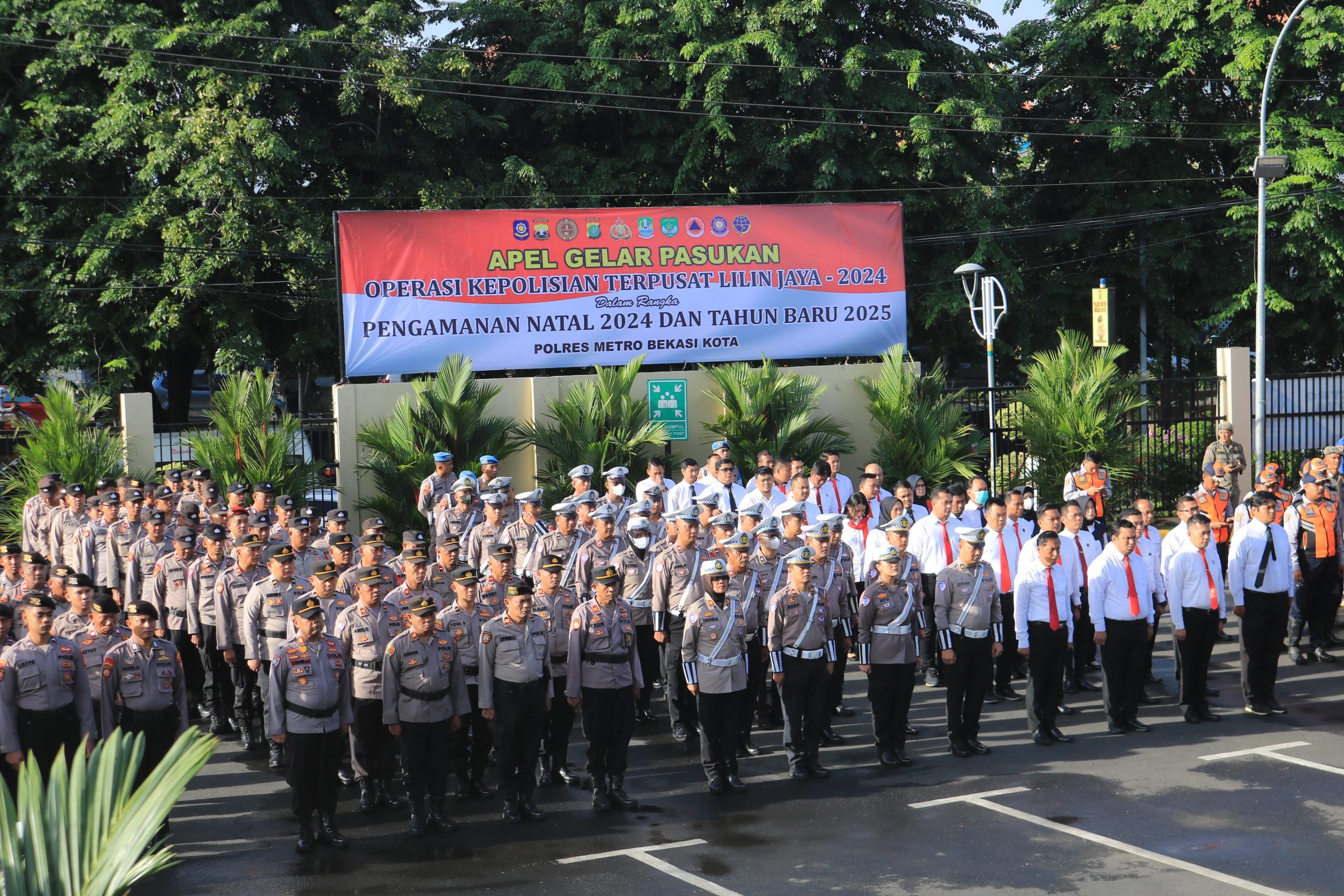 Polres Metro Bekasi Kota Gelar Apel Operasi Lilin Jaya 2024, Siapkan 1.500 Personel untuk ...