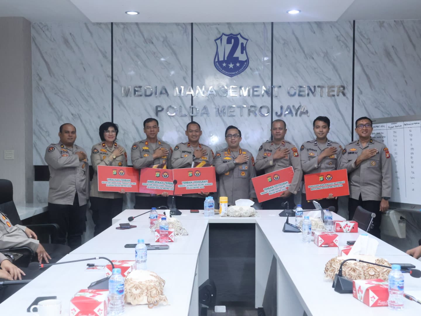 Kabid Humas Polda Metro Jaya Berikan Pengarahan dan Penghargaan untuk Anggota Berprestasi ...