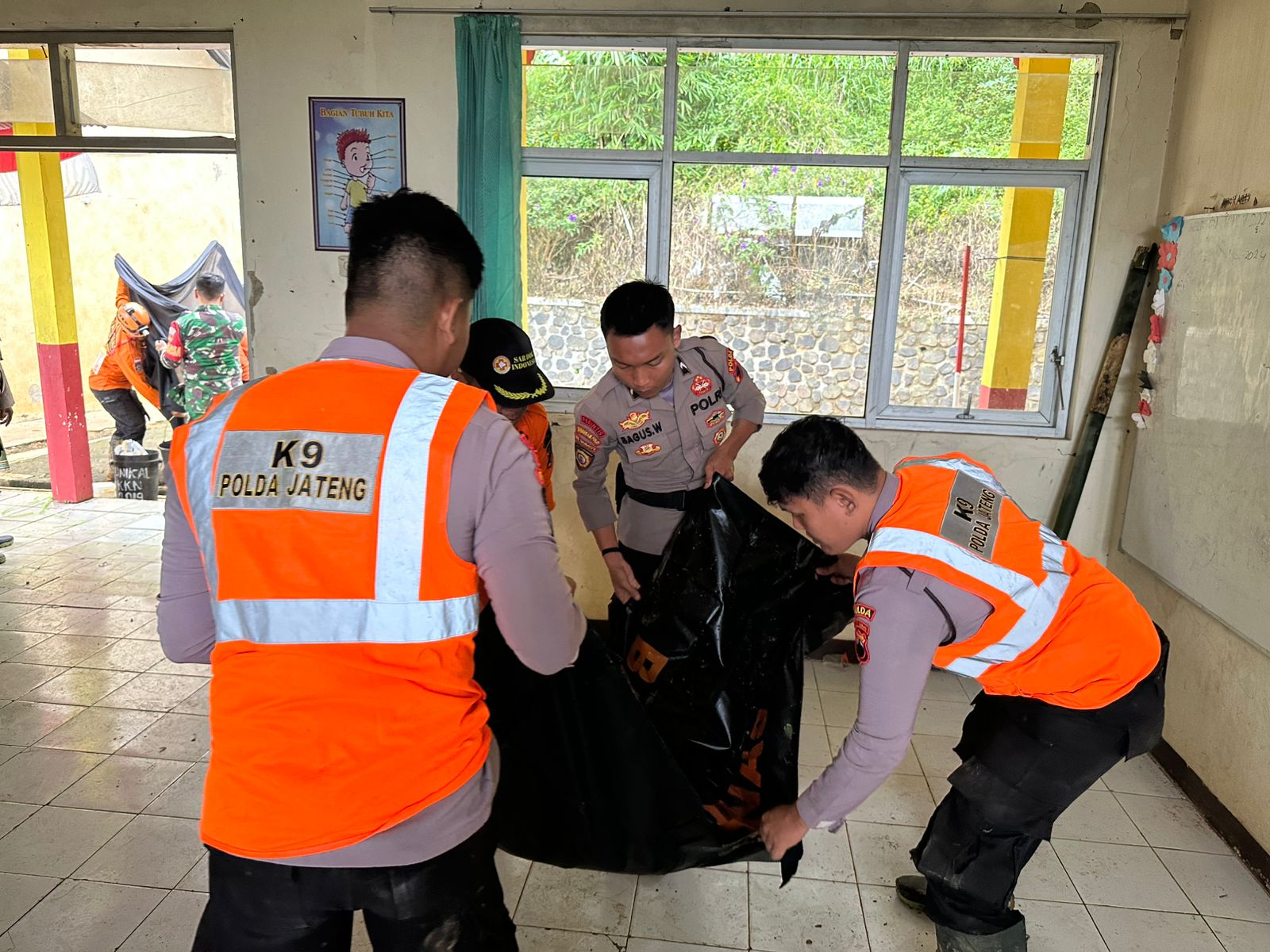 Brimob Bergerak Bantu Evakuasi Korban Banjir dan Longsor di Jateng - Tribratanews Polda Metro Jaya