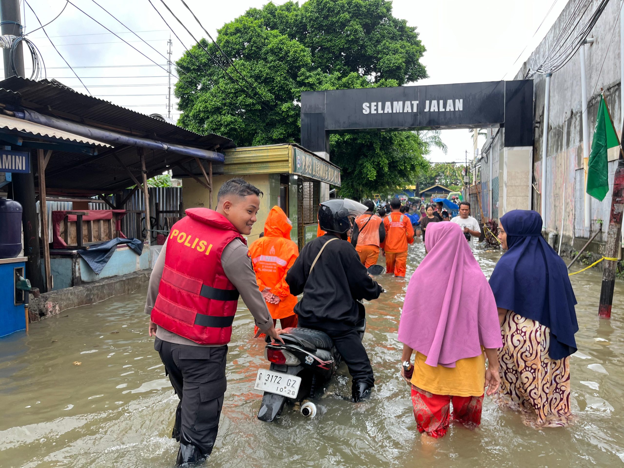 Banjir di Cengkareng, Polisi Evakuasi Warga yang Terjebak - Tribratanews Polda Metro Jaya