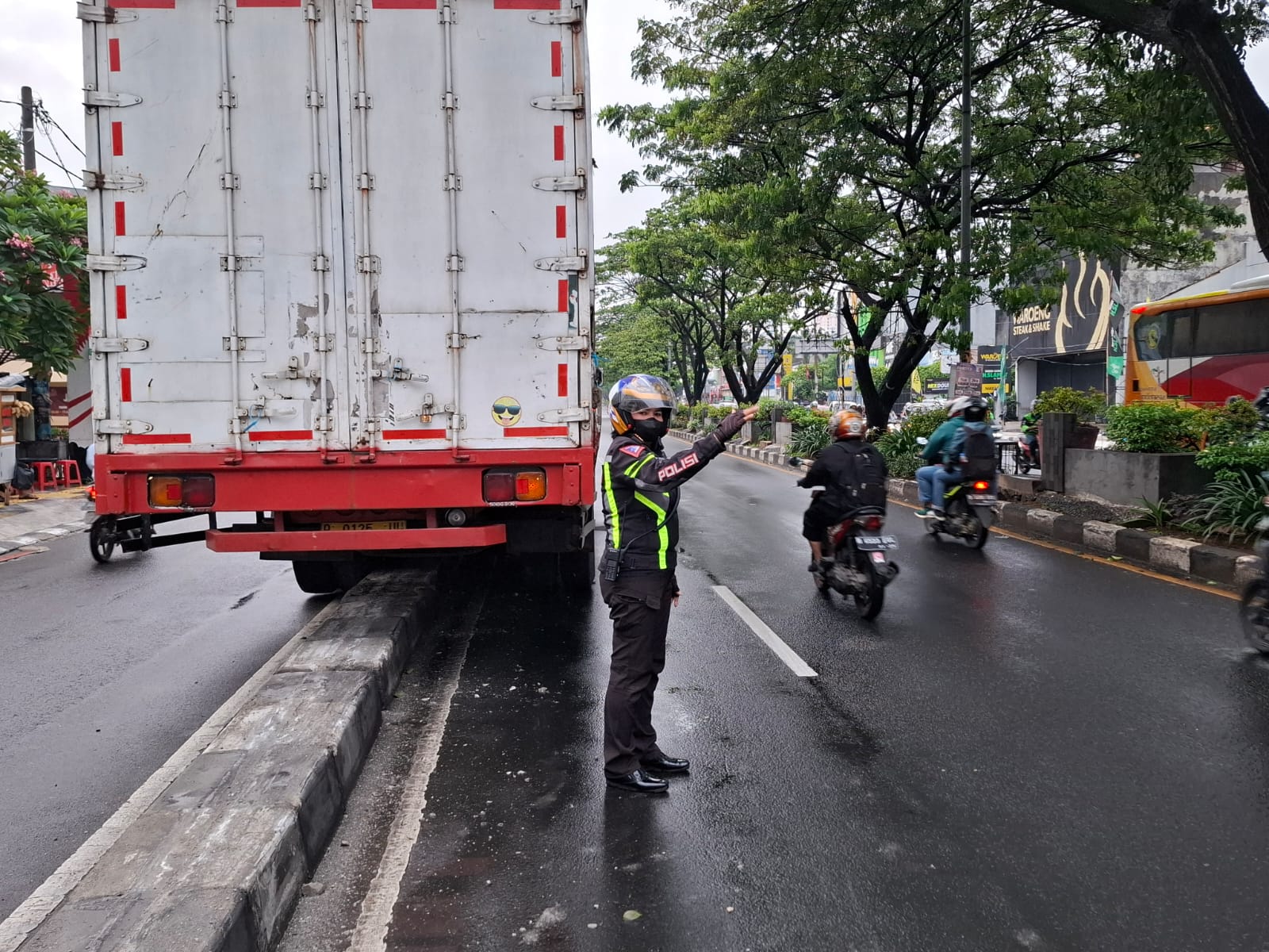 Truk Nyangkut di Separator Jalan Margonda, Satlantas Polres Metro Depok Gerak Cepat Atur Lalin ...