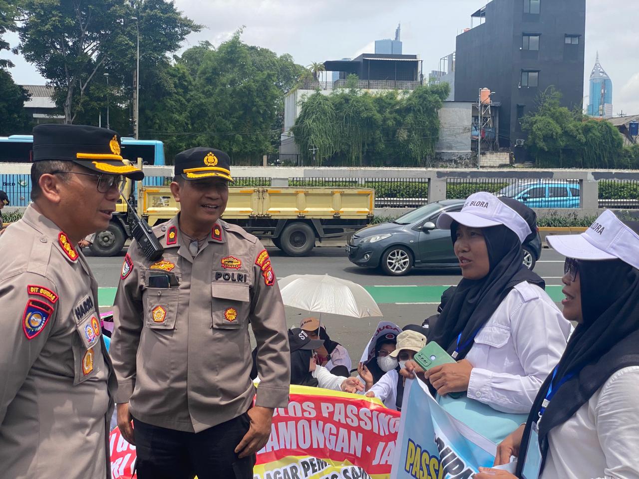 Demo Guru Honorer di DPR, Polda Metro Jaya Kawal Aksi Berjalan Tertib - Tribratanews Polda Metro ...