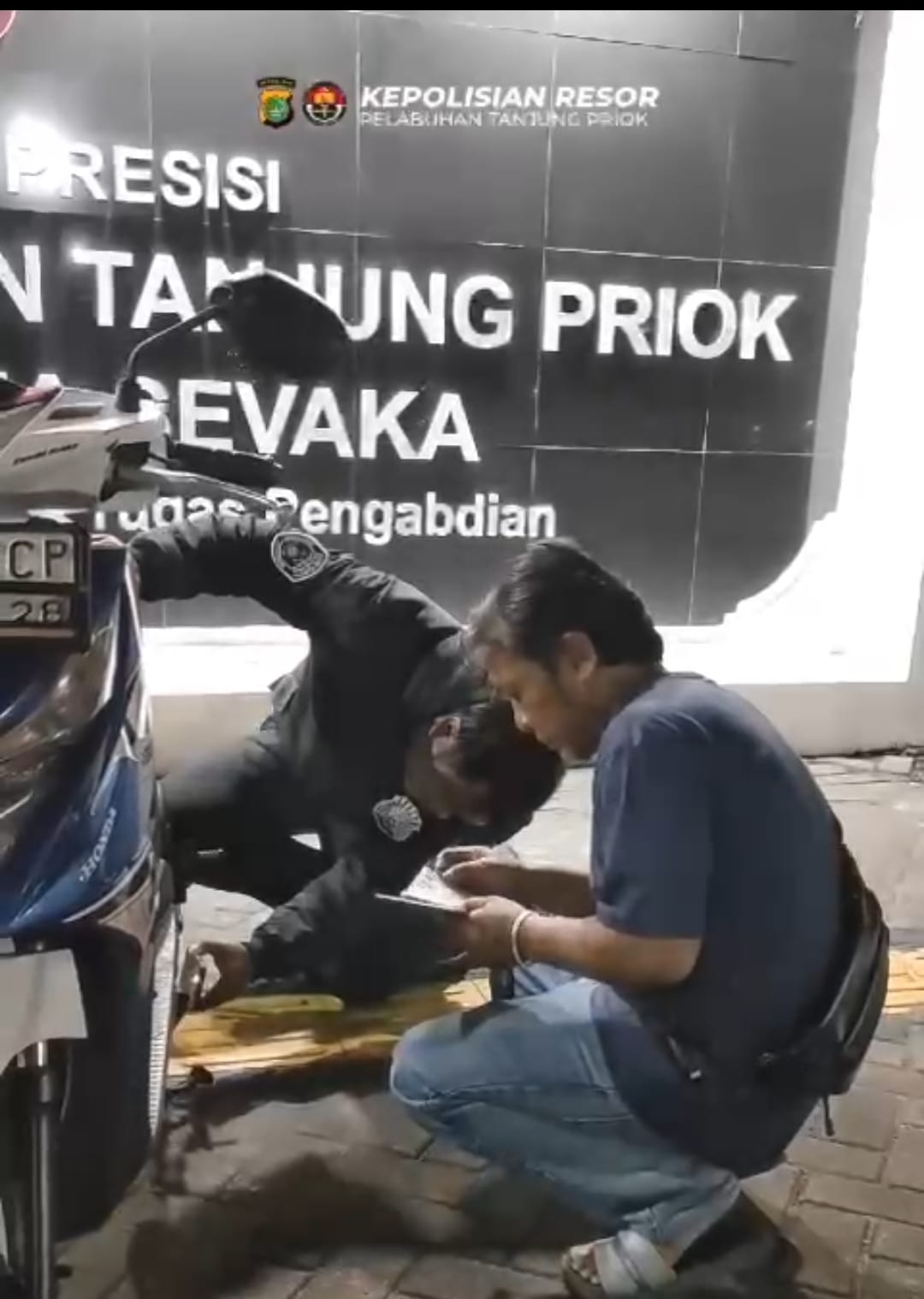 Polres Pelabuhan Tanjung Priok Kembalikan Motor Curian ke Pemiliknya - Tribratanews Polda Metro Jaya