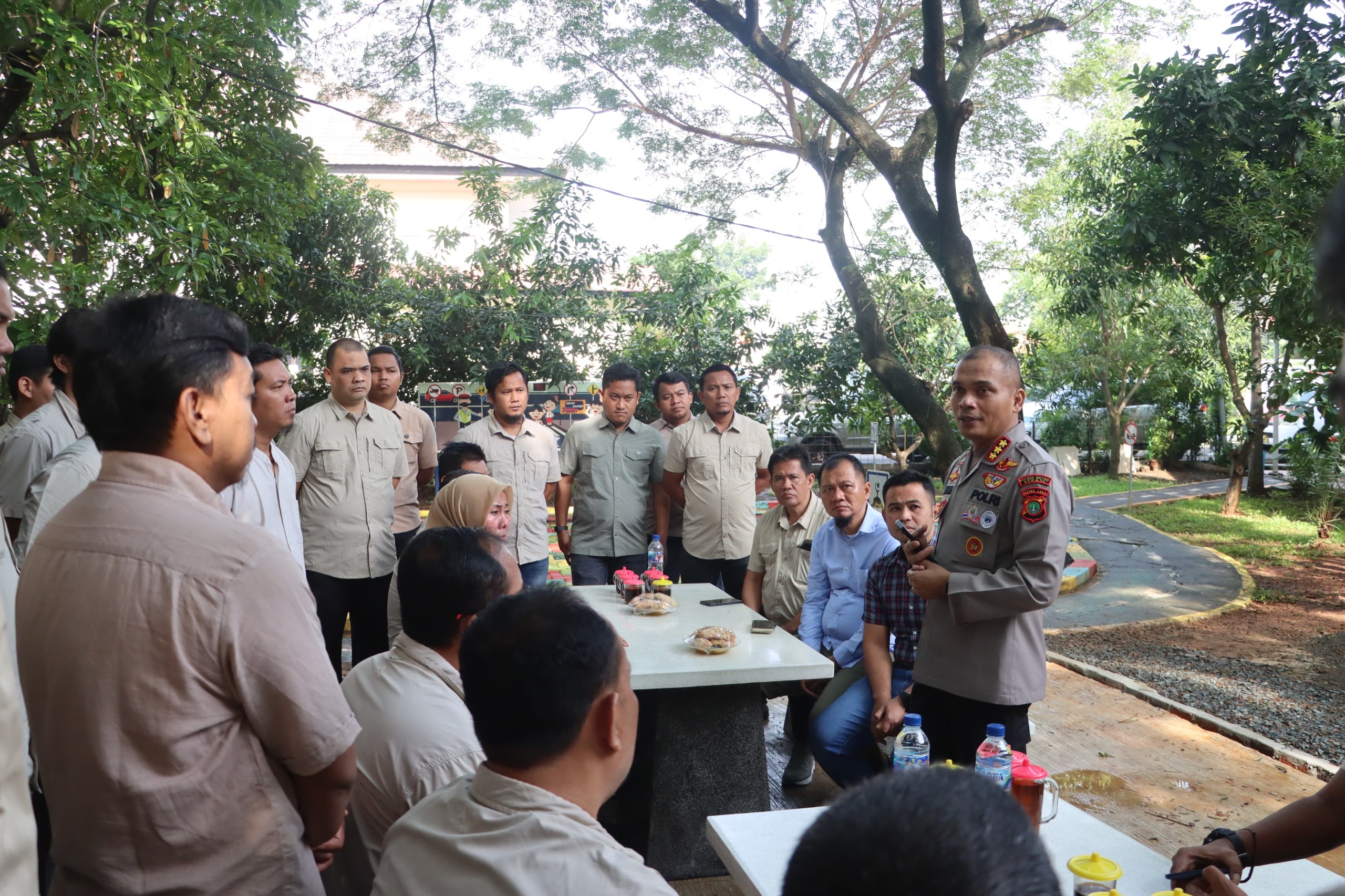 Kapolres Metro Bekasi Kombes Pol Mustofa Beri Arahan kepada Personel Satuan Intelkam ...