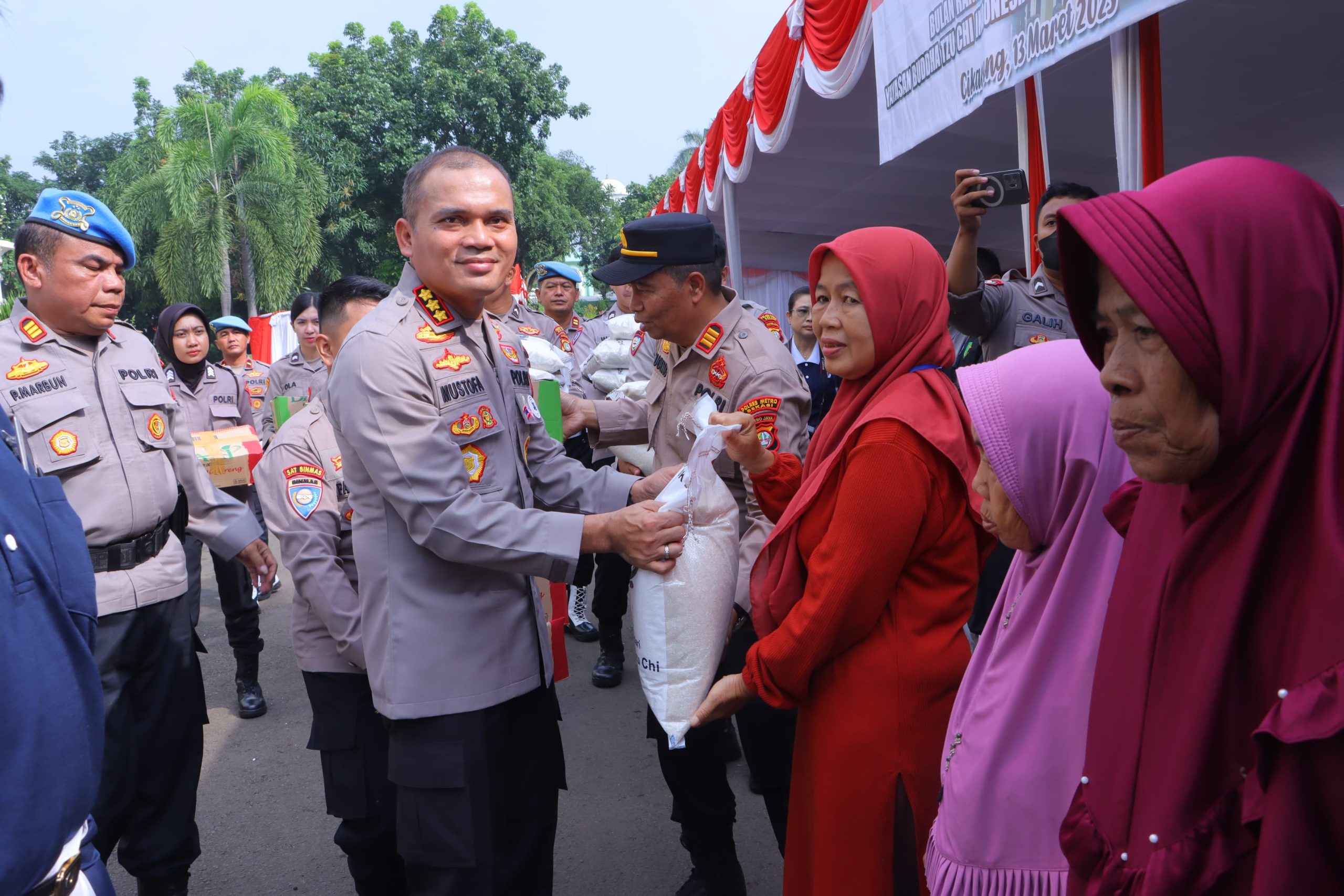 Polres Metro Bekasi dan Yayasan Buddha Tzu Chi Gelar Bakti Sosial dan Pelayanan Kesehatan untuk ...