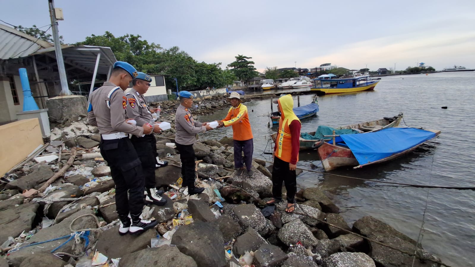SiPropam Polres Kepulauan Seribu Bagikan Takjil Gratis kepada Nelayan, Wujud Polisi yang Humanis ...
