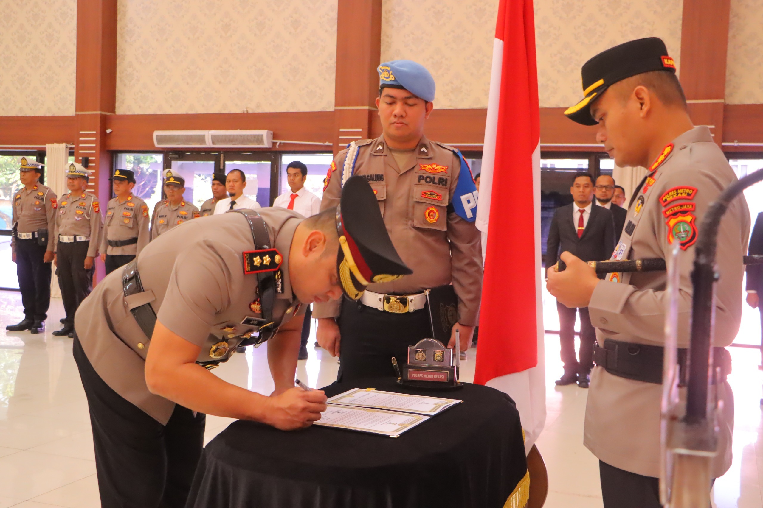 Kapolres Metro Bekasi Pimpin Sertijab Wakapolres: AKBP Saufi Salamun Serahkan Tugas kepada AKBP ...