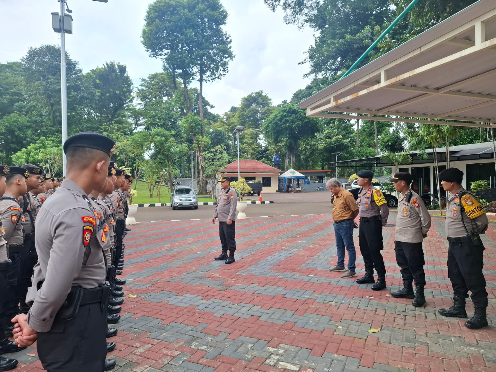 Polri Siaga Dan Amankan Aksi Unjuk Rasa Di Gedung DPR RI - Tribratanews Polda Metro Jaya