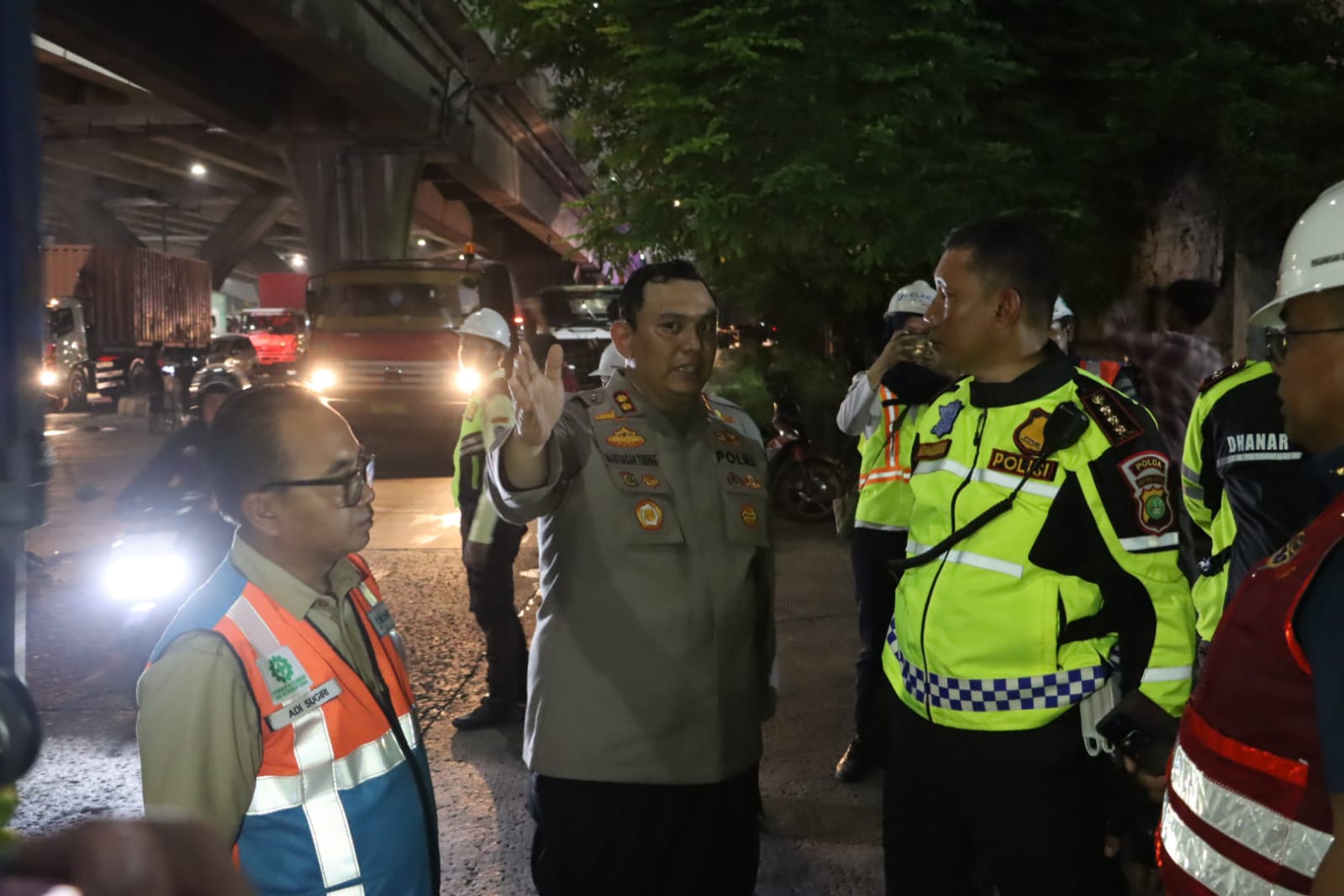 Polres Priok-Ditlantas Polda Metro Berjibaku Atasi Macet Akibat Lonjakan Truk Peti Kemas ...