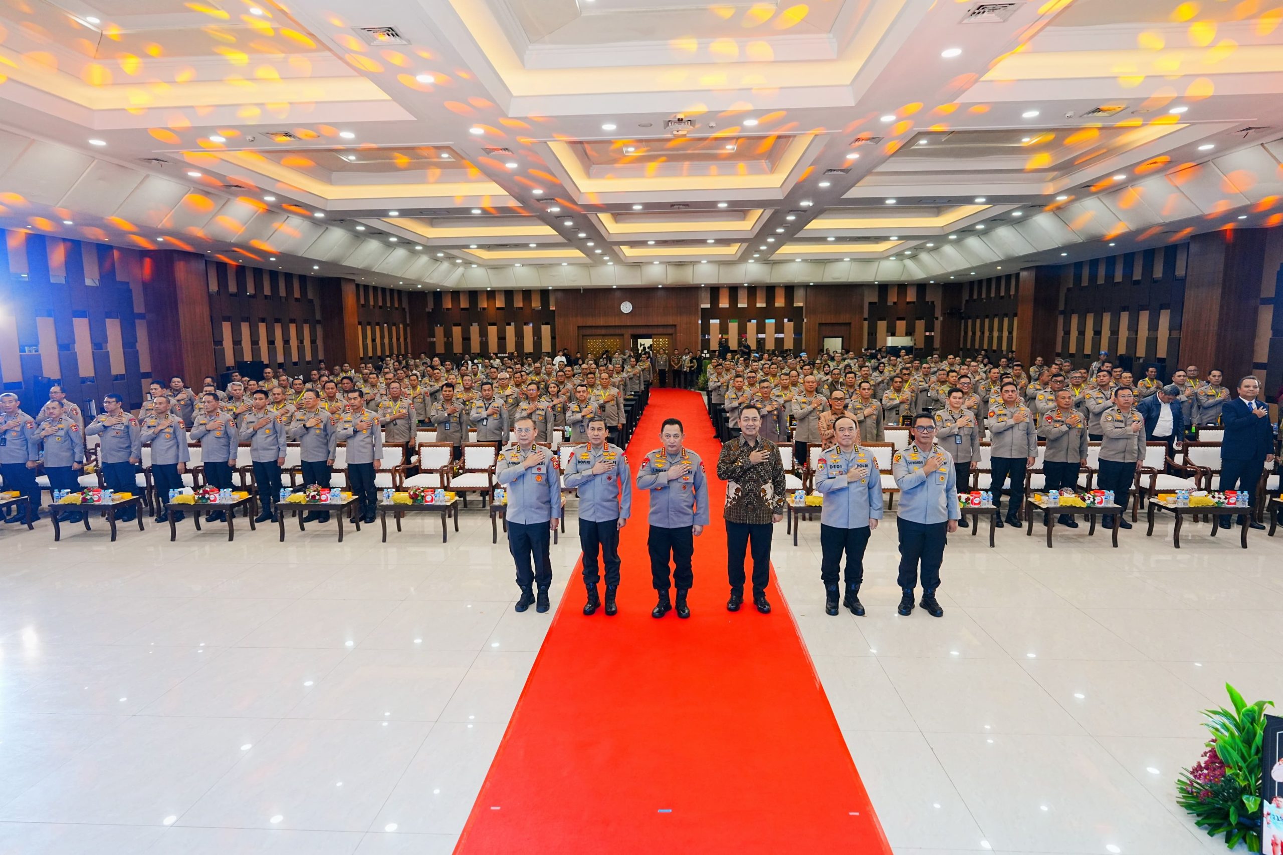 Tutup Rakernis SSDM dan Slog, Kapolri Komitmen Dukung Program Pemerintah - Tribratanews Polda ...