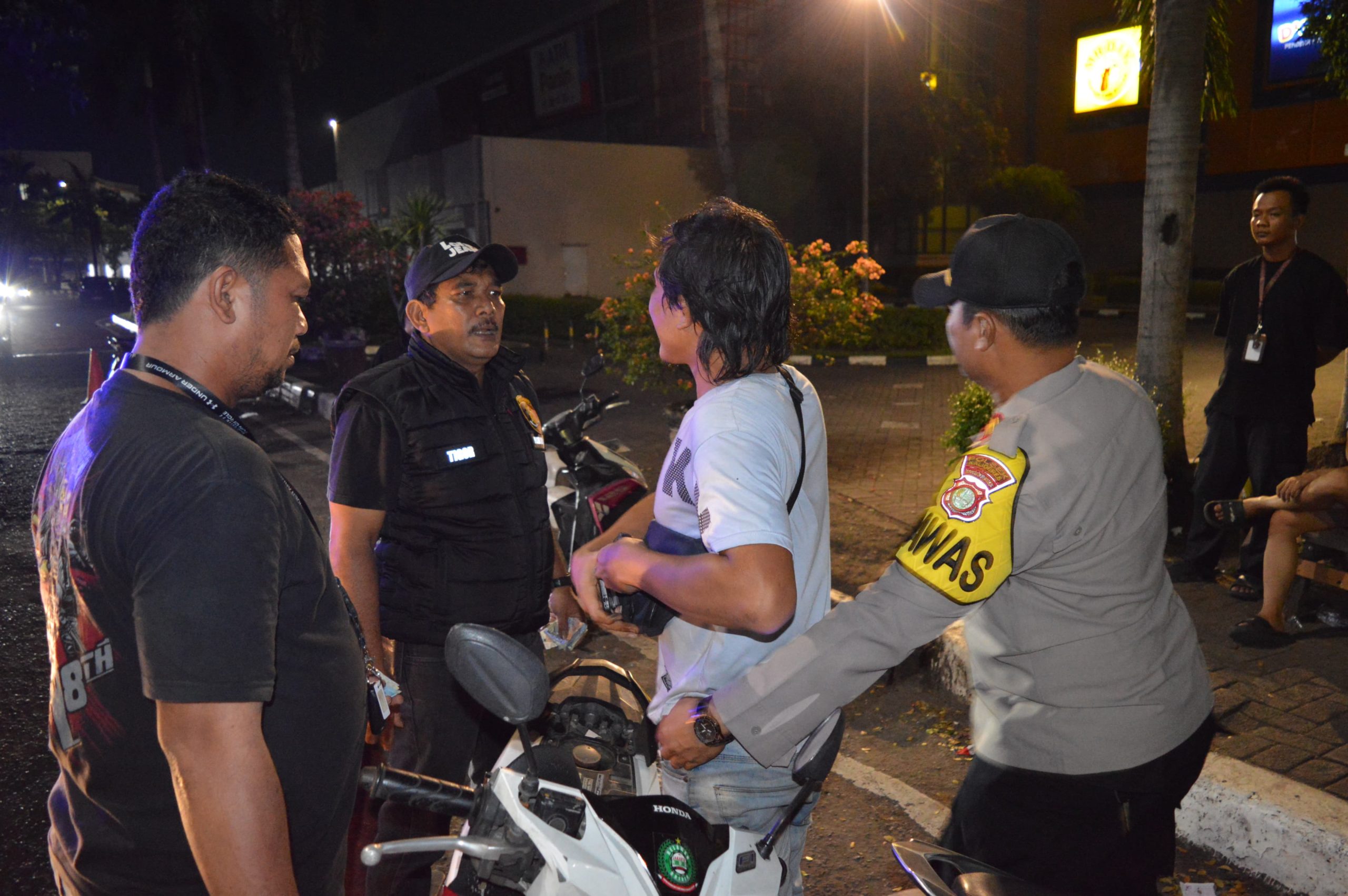 Respon Aduan Warga, Polsek Kalideres Tindak Aksi Pungli di Kalideres - Tribratanews Polda Metro Jaya