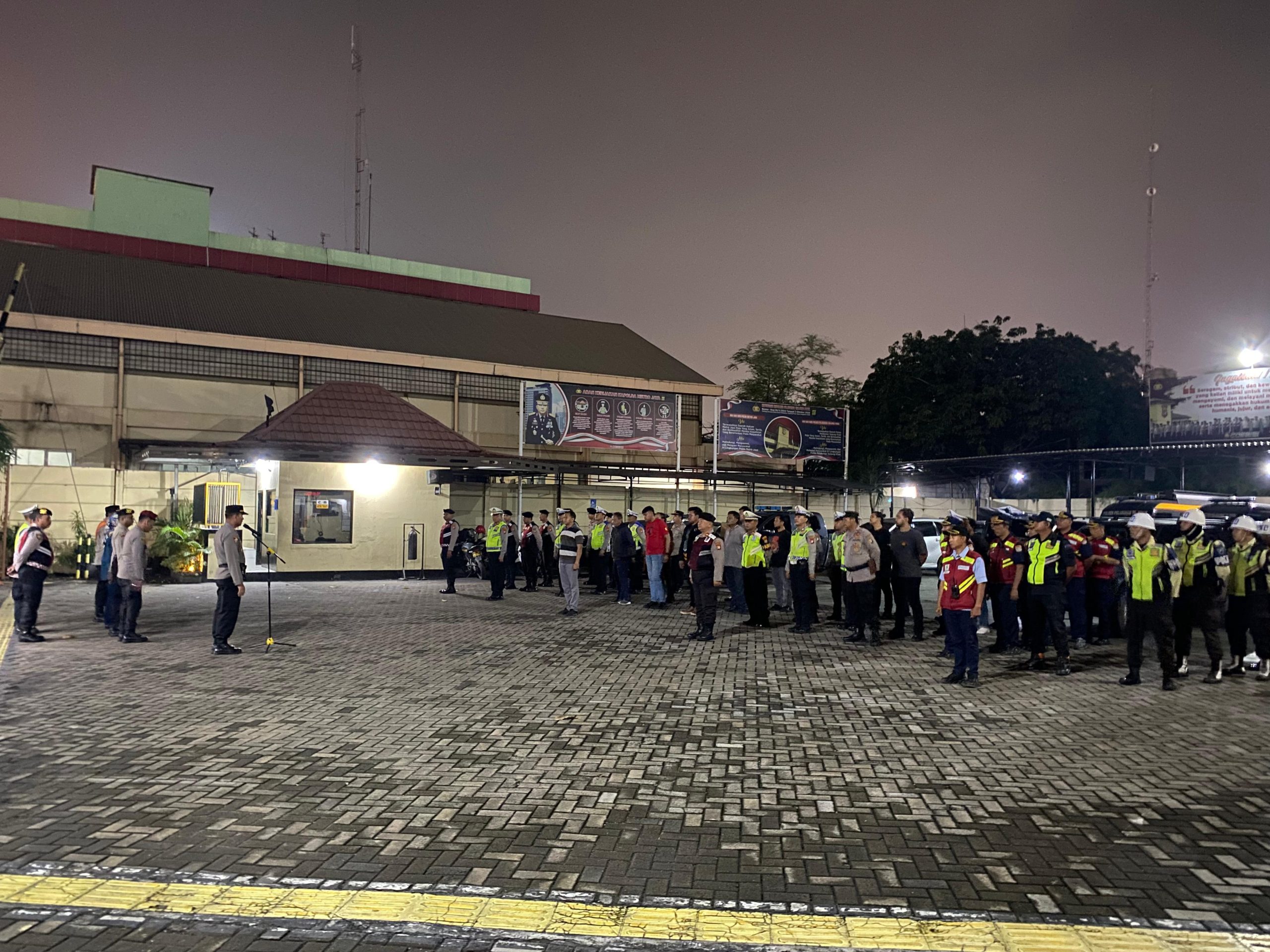 Patroli Skala Besar Cipkon dalam rangka Cegah Gangguan Kamtibmas - Tribratanews Polda Metro Jaya