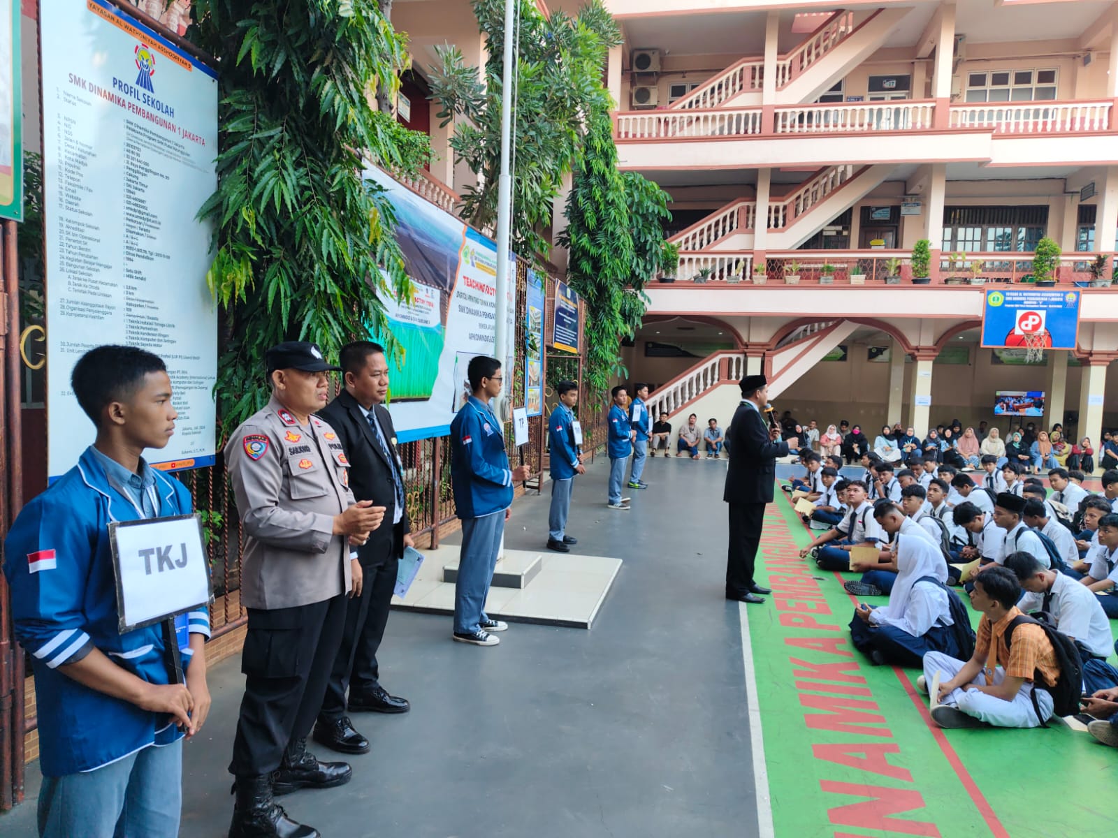 Polsek Cakung Sosialisasi Bahaya Narkoba dan Kenakalan Remaja di SMK Dinamika Pembangunan 1 ...